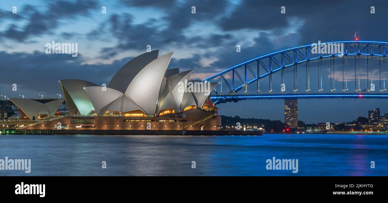 A Sydney Harbour Bridge and famous modern opera house in Australia ...