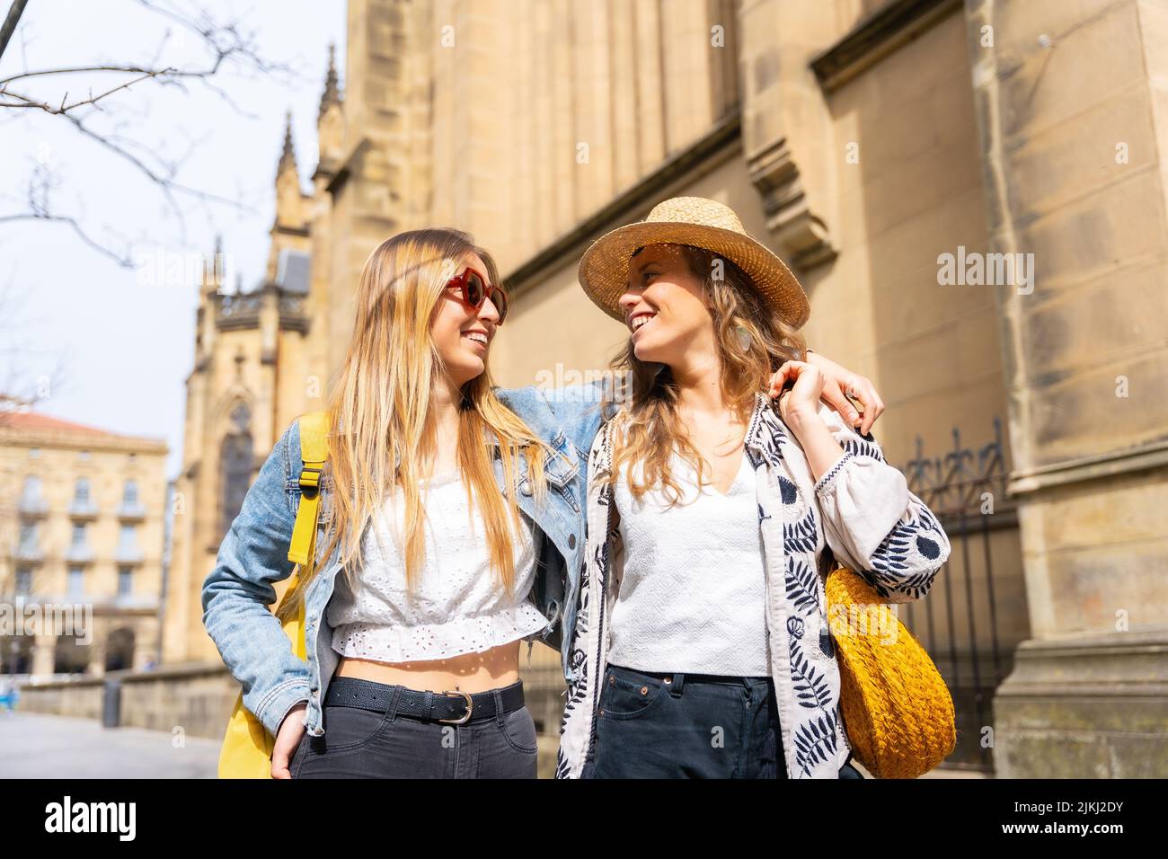 Lifestyle of tourist friends on vacation in the city smiling, enjoying ...