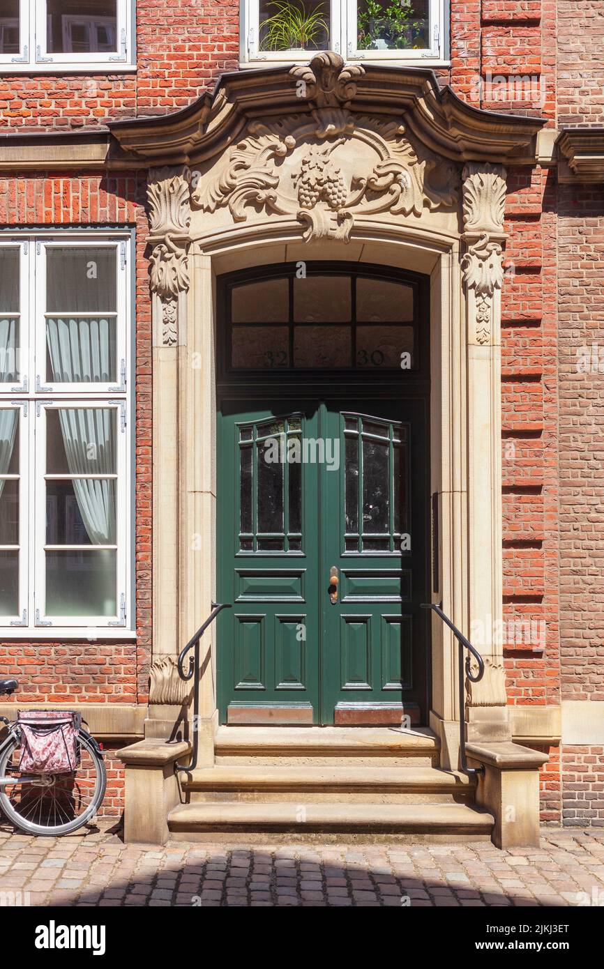 Historic house entrance in Peterstraße, Komponistenquartier, Neustadt ...