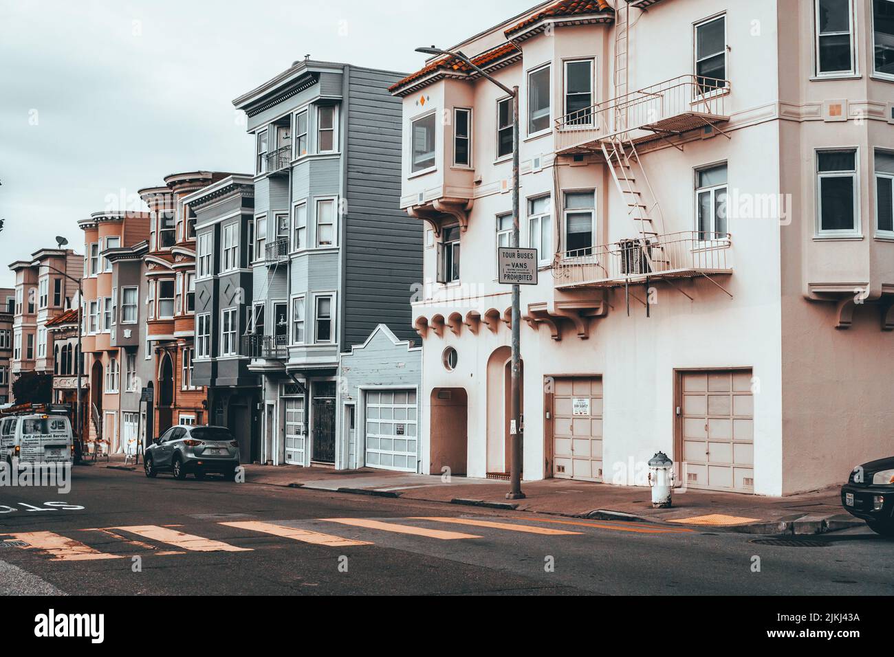 Empty road architecture hi-res stock photography and images - Alamy