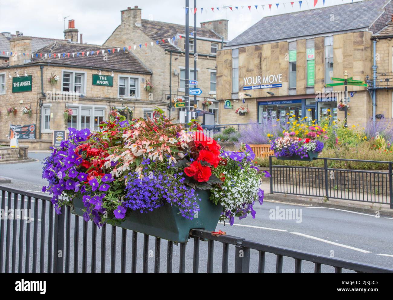 Centre of baildon village or small town hi-res stock photography and ...