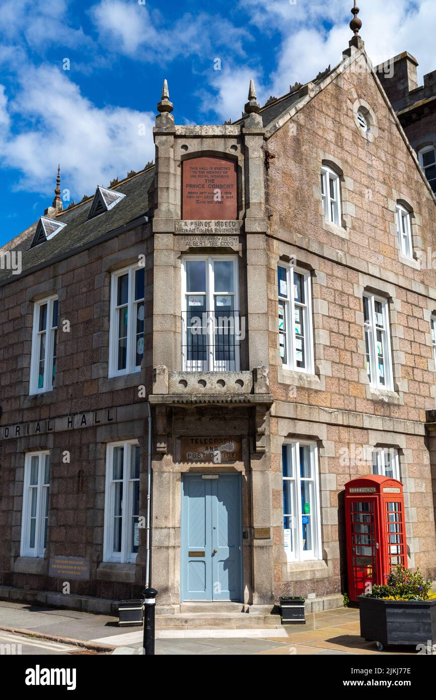 The high street shops of the town of Ballater on a partly cloudy day ...