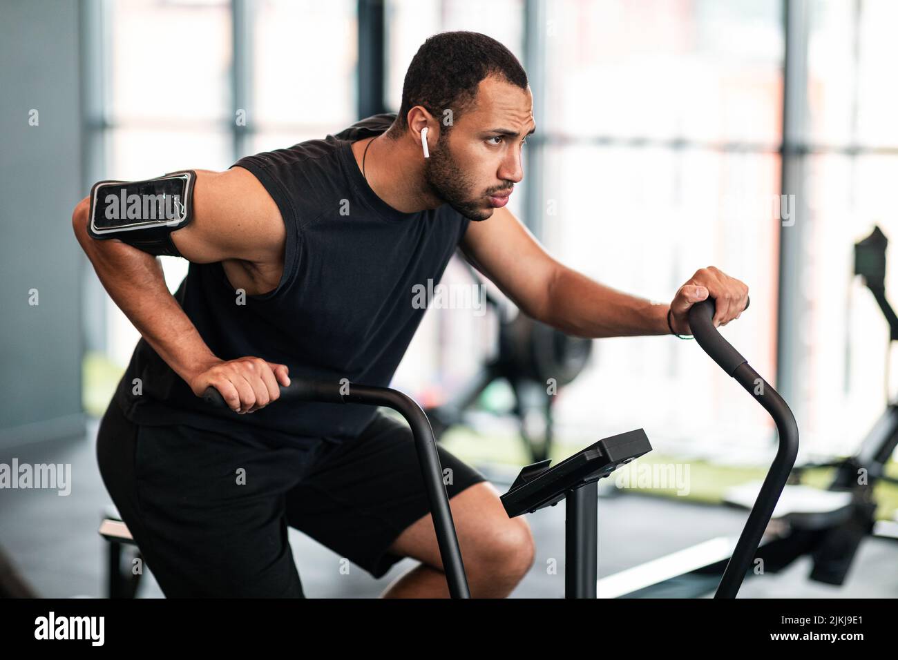 Using elliptical cross trainer hi-res stock photography and images - Alamy