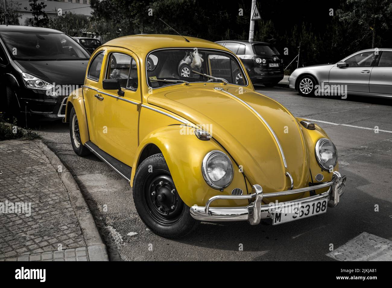 A vintage yellow Volkswagen beetle car Stock Photo - Alamy