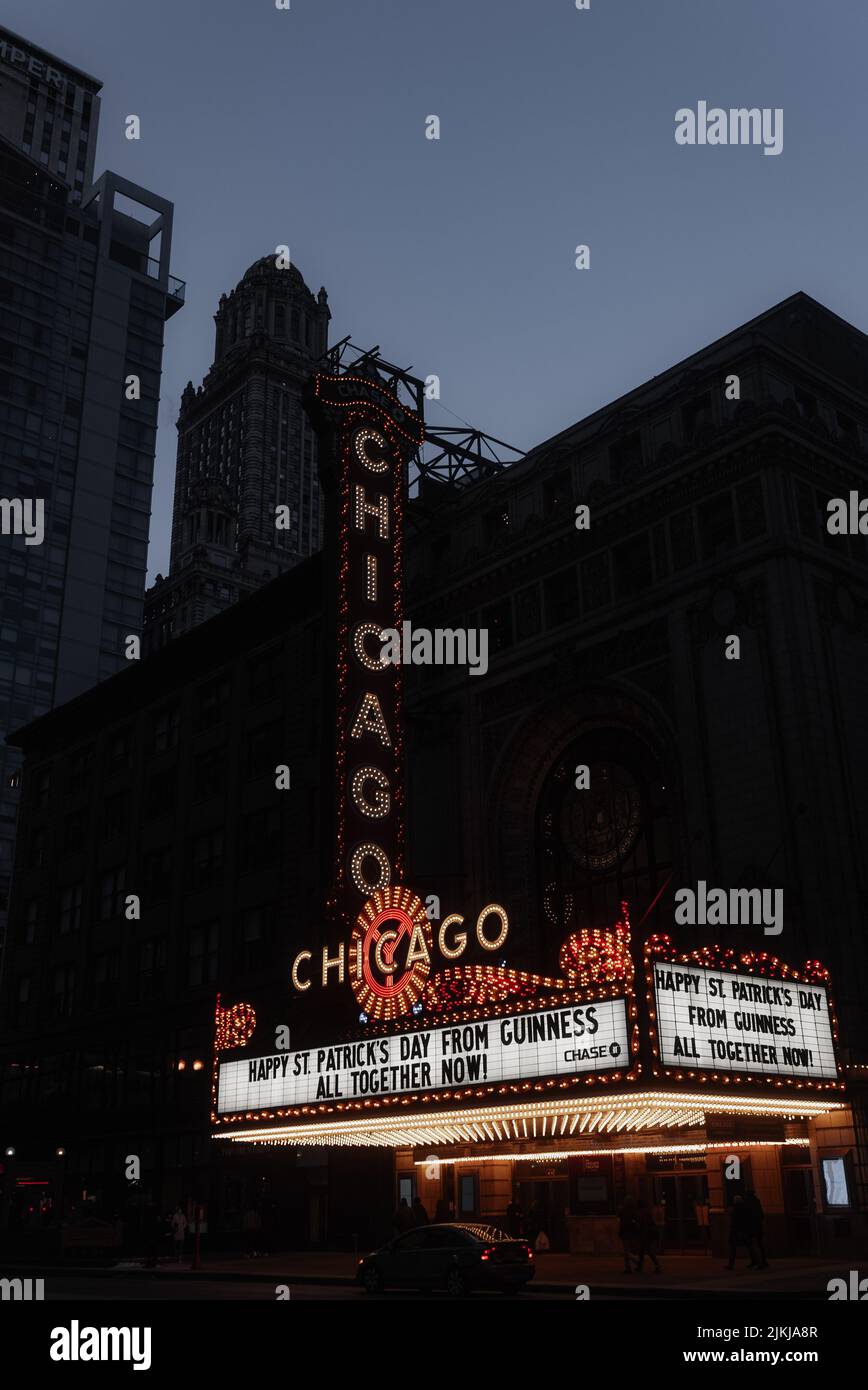 Chicago theatre evening hi-res stock photography and images - Alamy