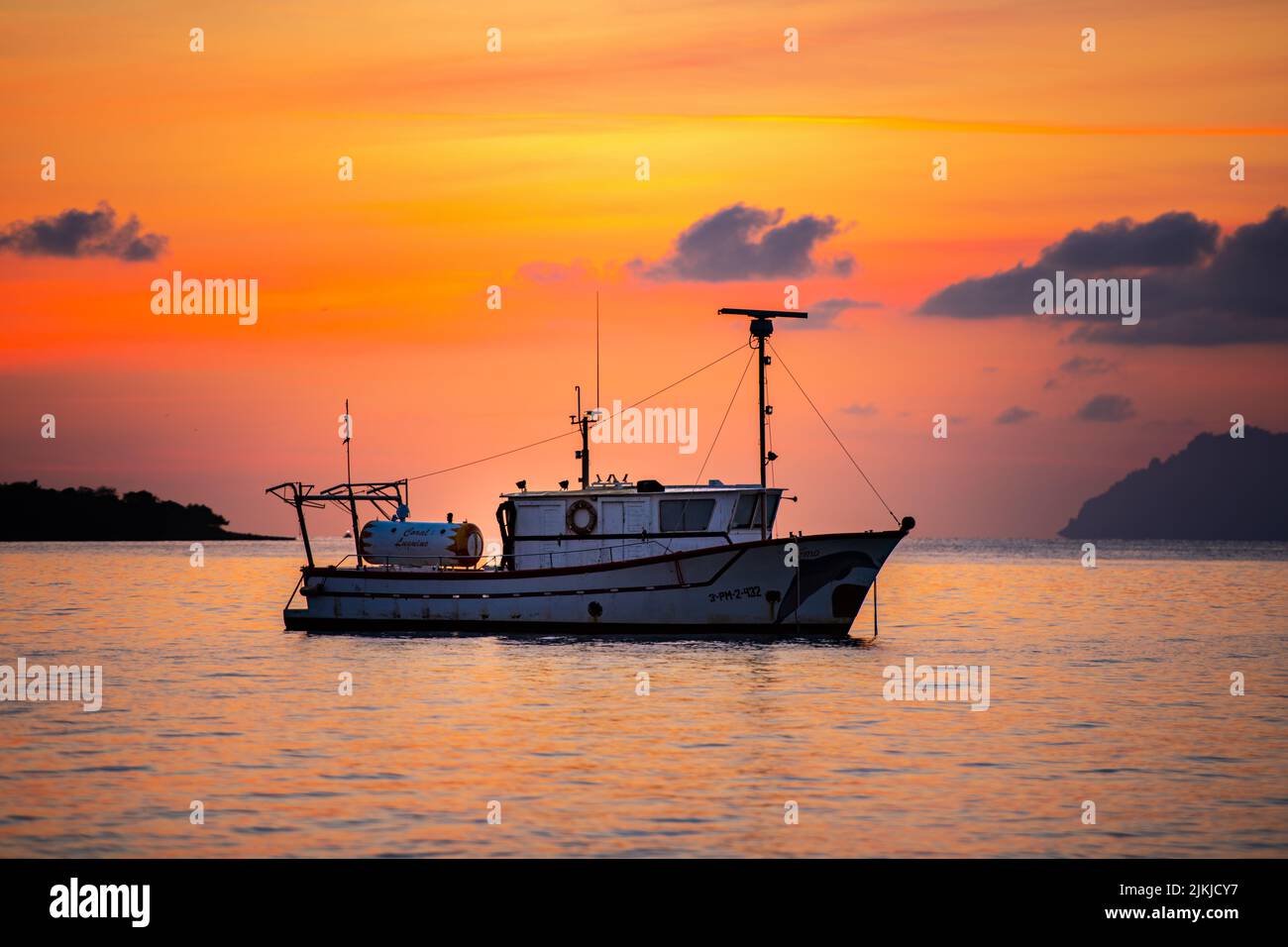 Very large boat hi-res stock photography and images - Alamy