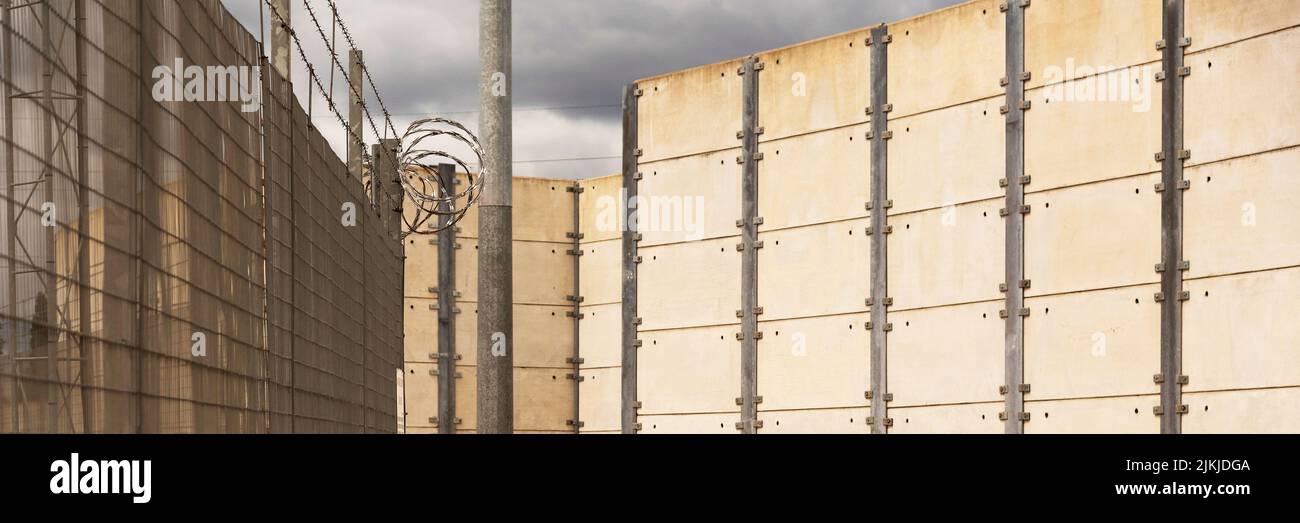 Southern England, UK. 2022. High security wall and wire fencing making ...