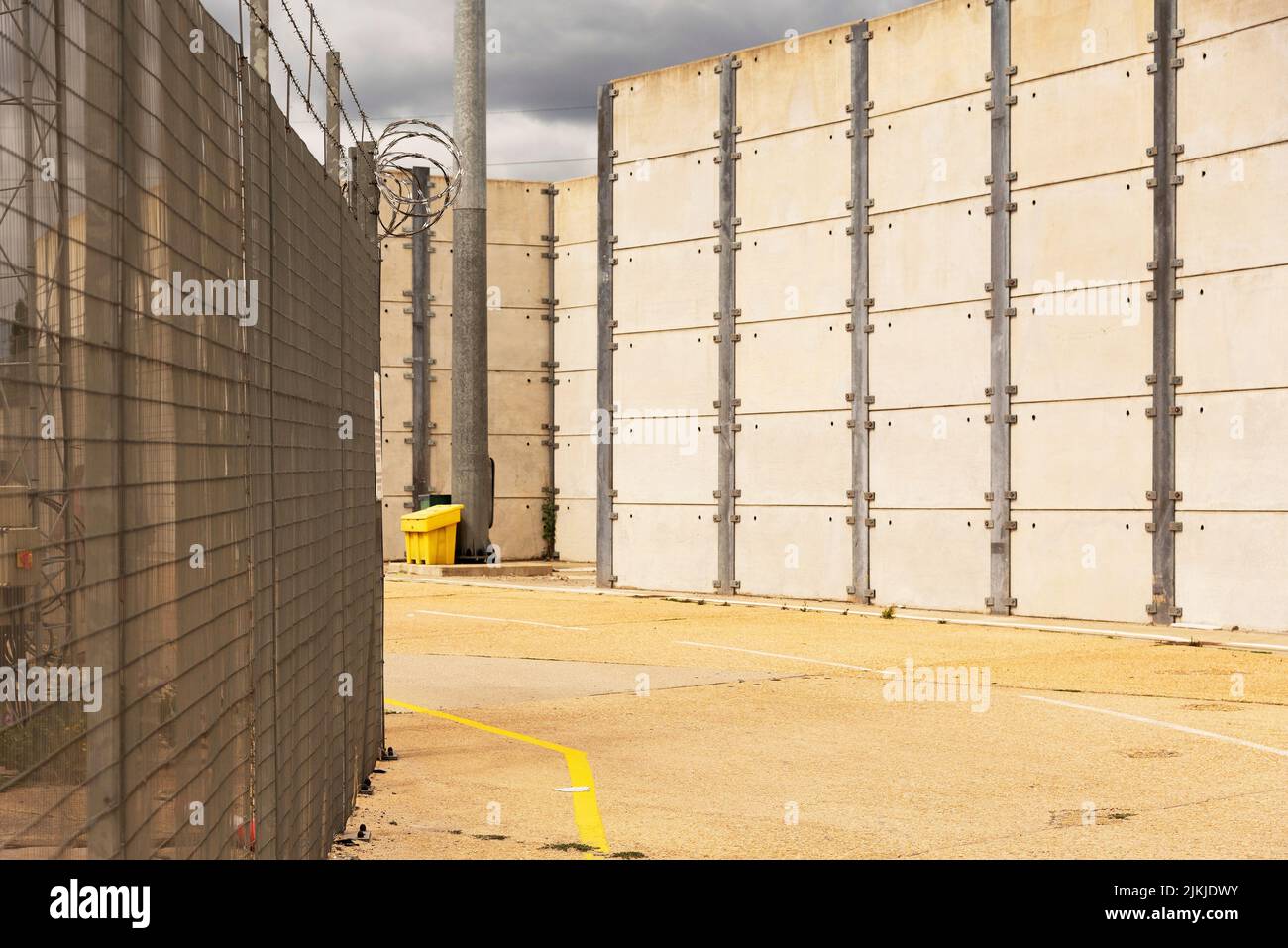 Southern England, UK. 2022. High security wall and wire fencing making ...