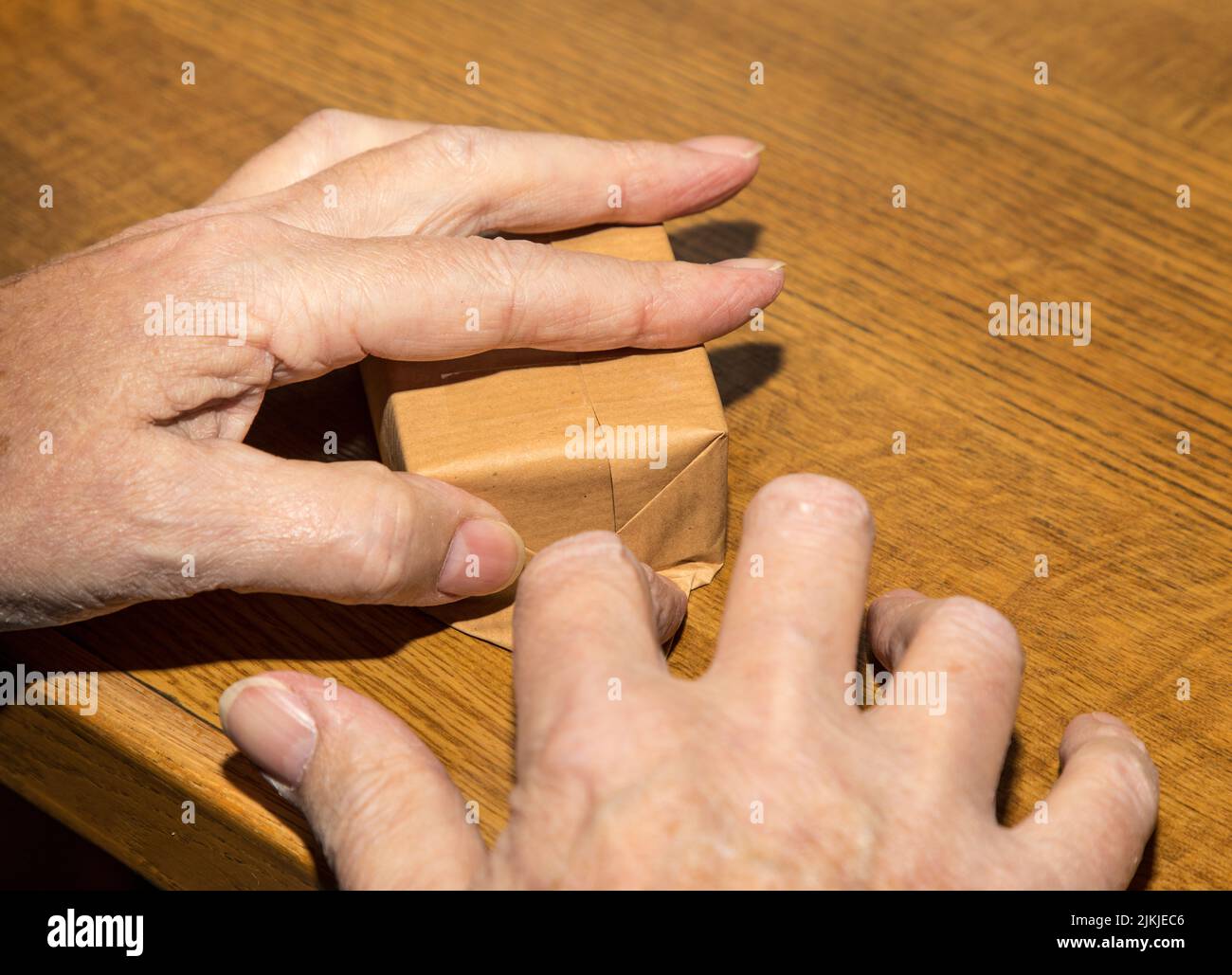 Wrapping table hi-res stock photography and images - Alamy