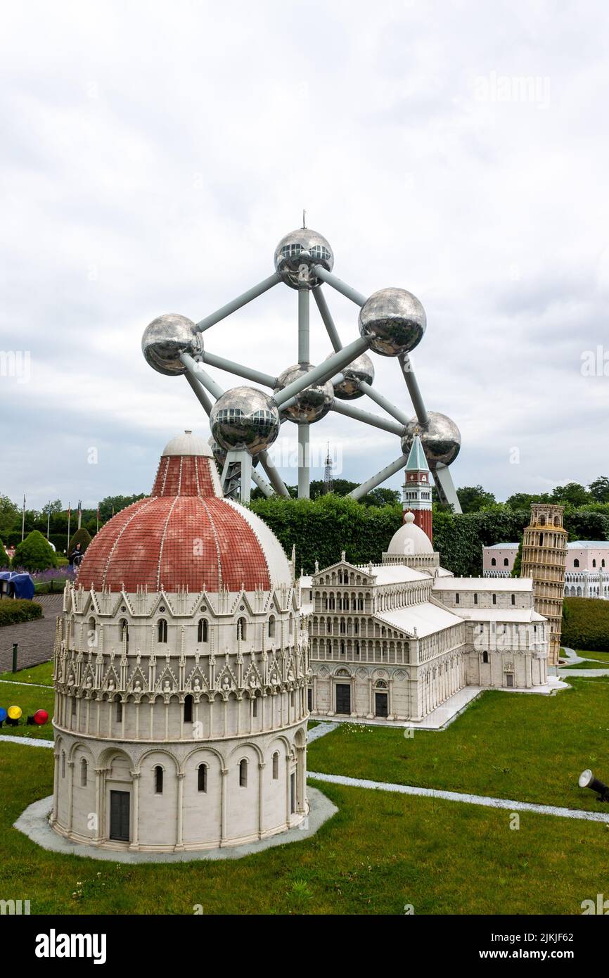 Atomium structure hi-res stock photography and images - Alamy