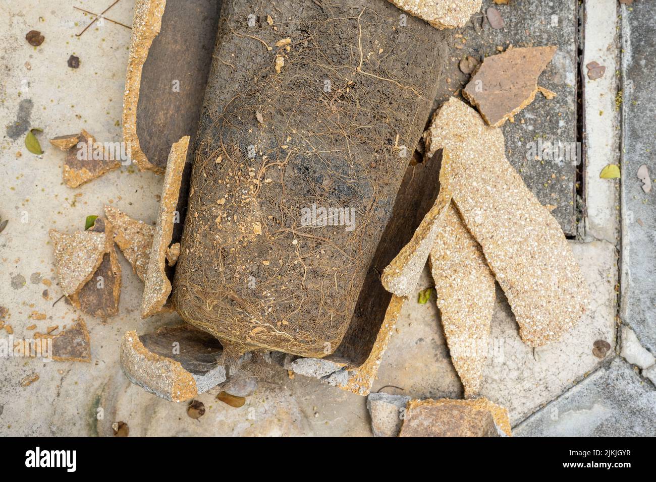 Broken pot hi-res stock photography and images - Alamy