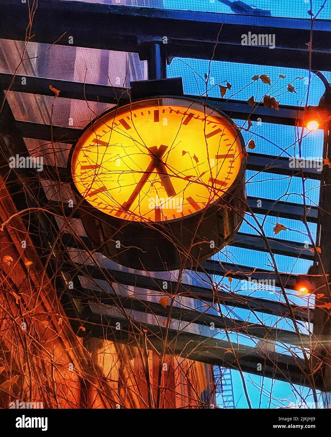 Circle clock hi-res stock photography and images - Alamy