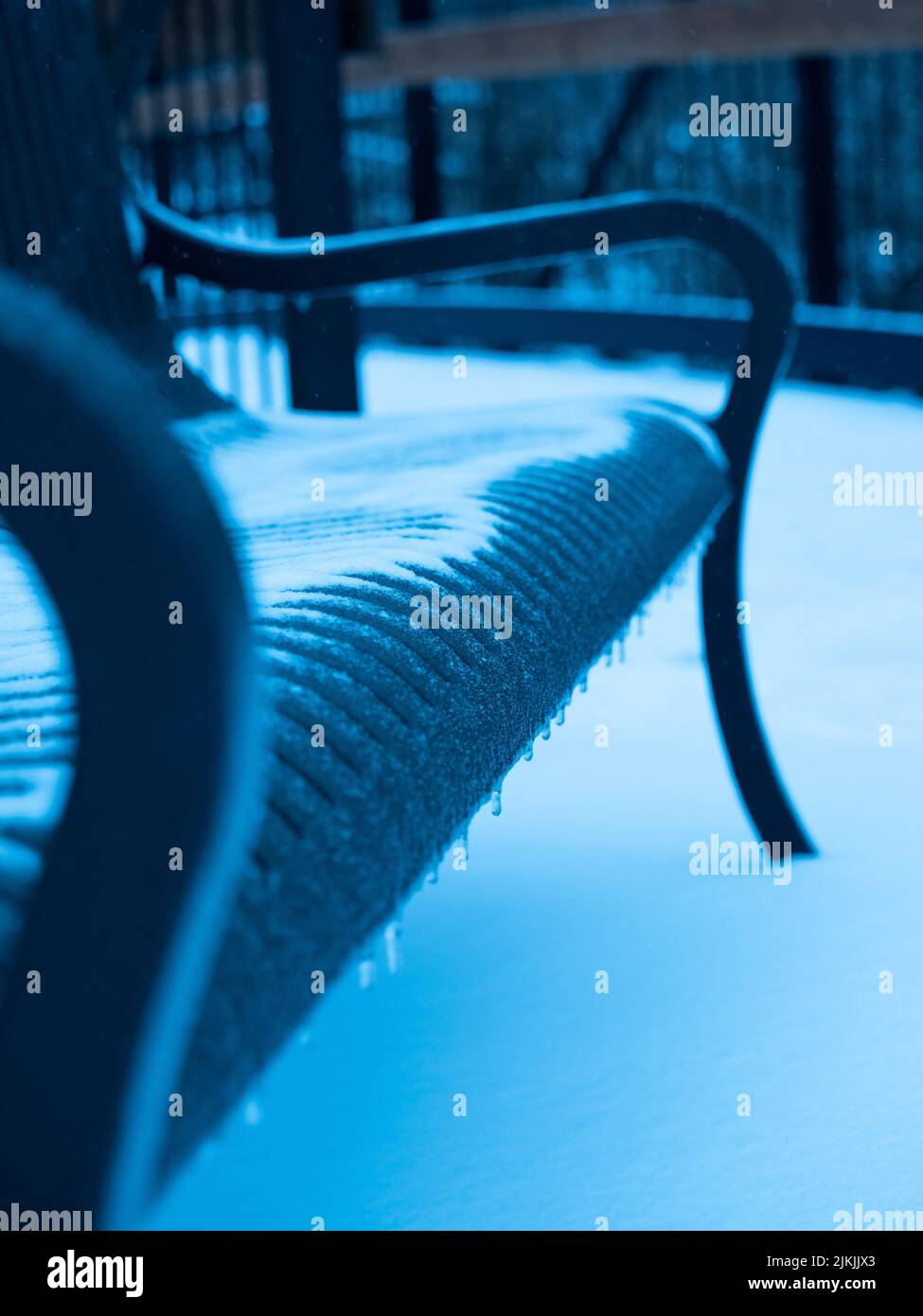 Frozen outdoor bench hi-res stock photography and images - Alamy