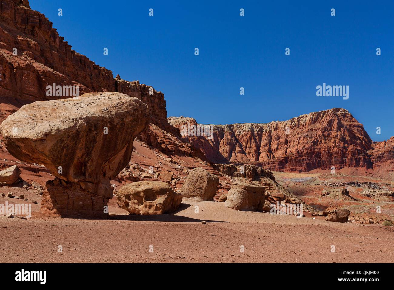 A mushroom-shaped rock in the high desert of Arizona, Glen Canyon ...
