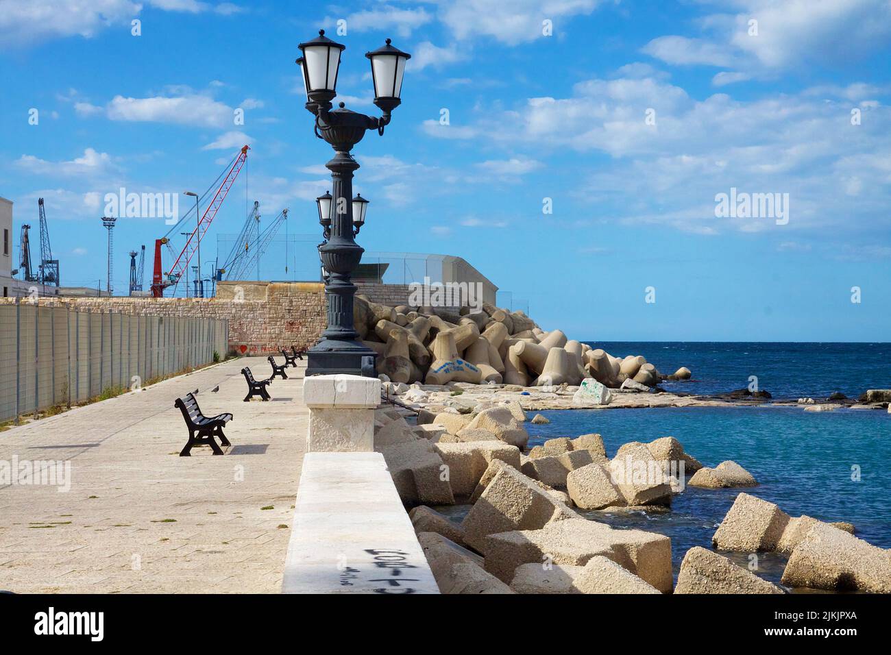 Street lamp bari hi-res stock photography and images - Alamy