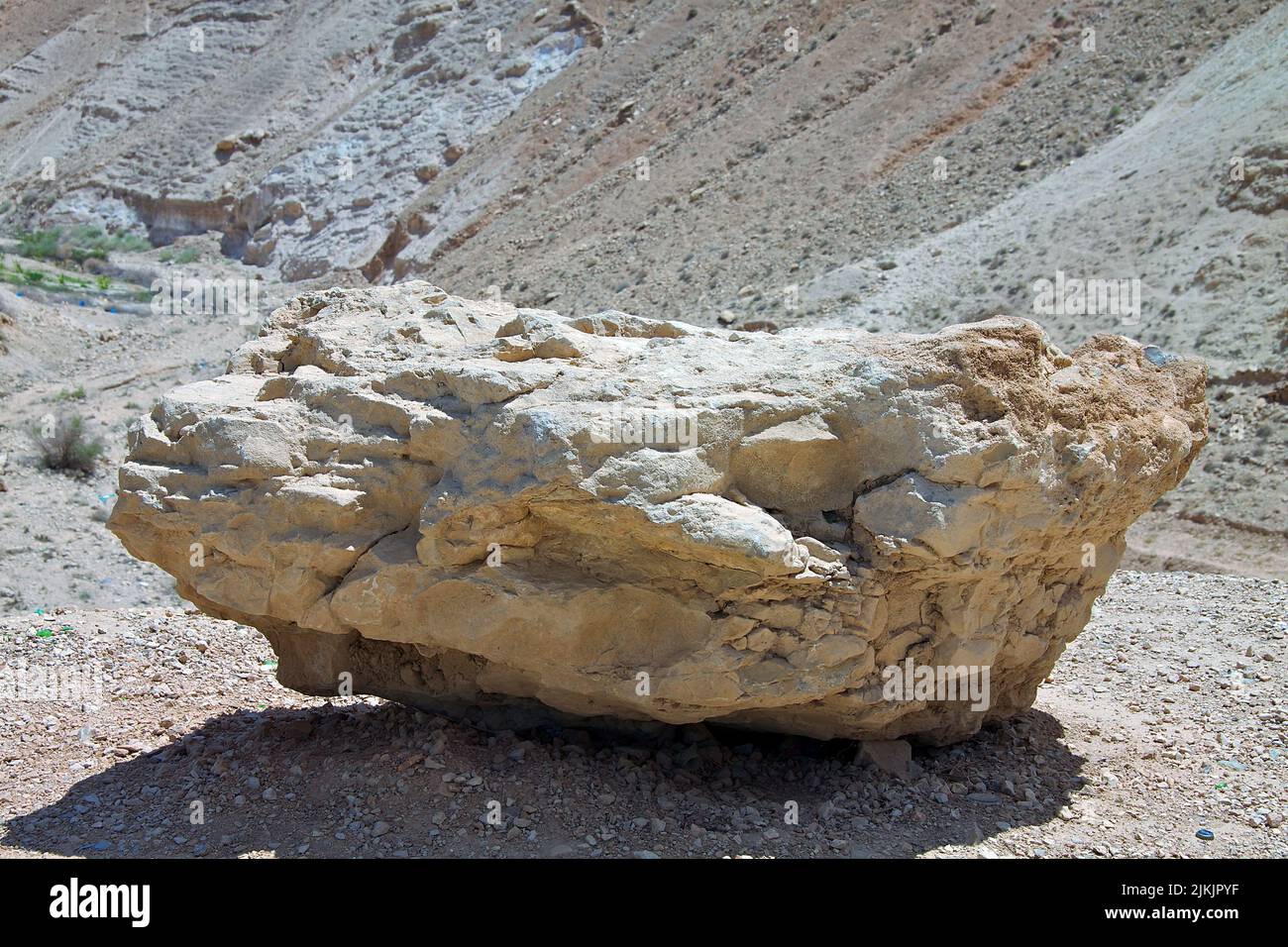 Rock in the desert hi-res stock photography and images - Alamy