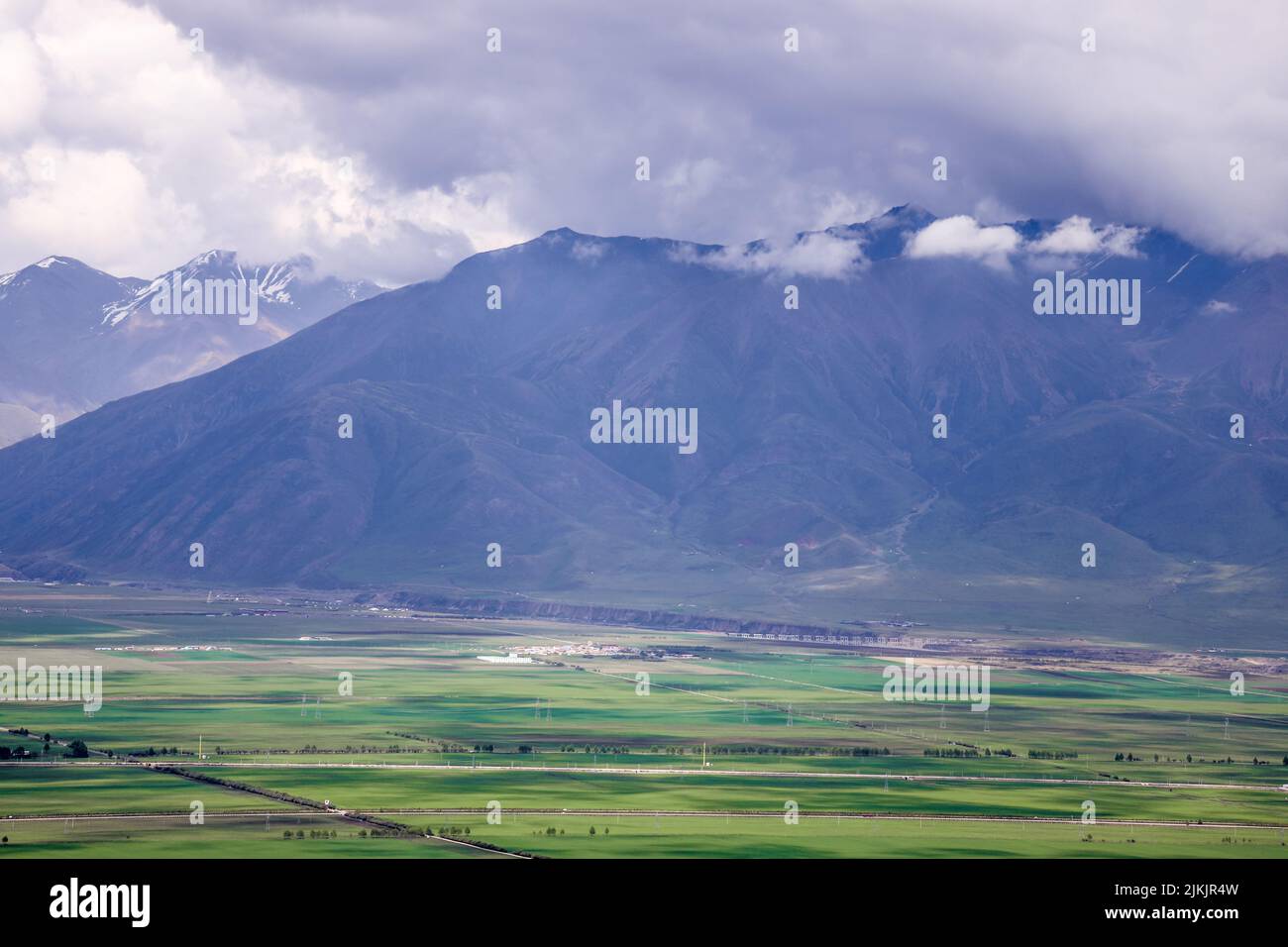 Beautiful fields and mountains hi-res stock photography and images - Alamy