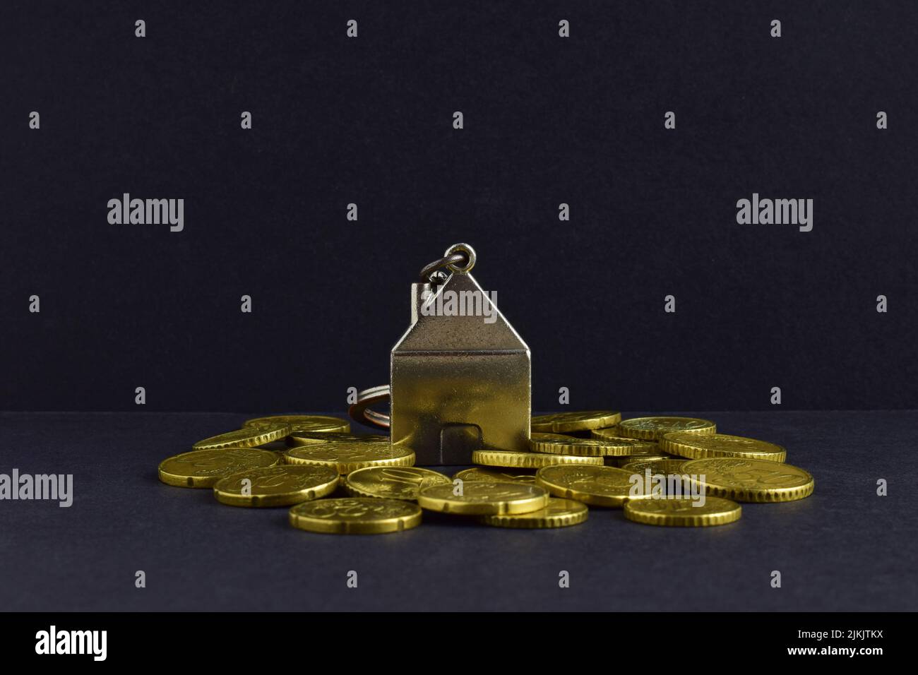 Scattered coins hi-res stock photography and images - Alamy