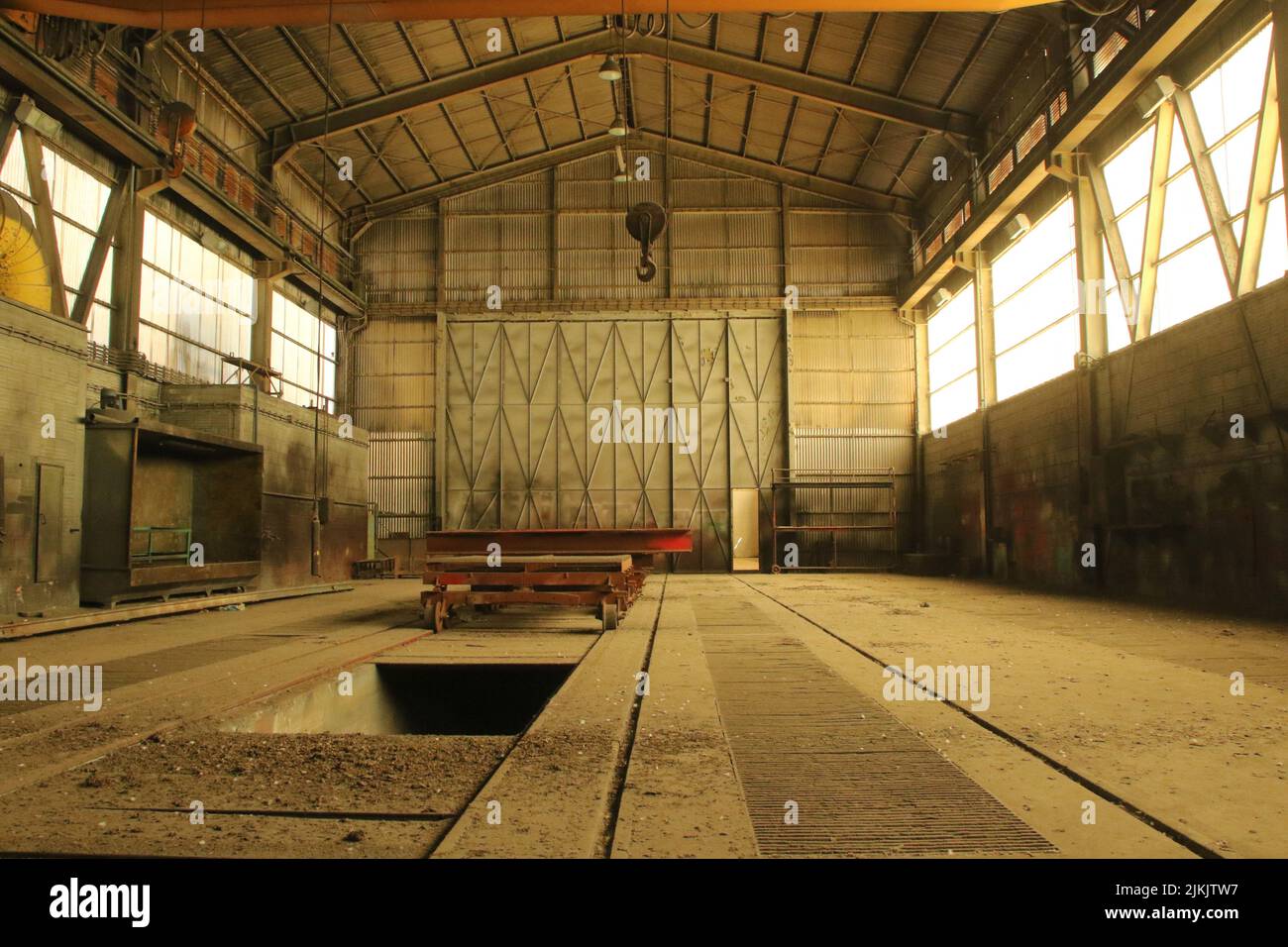 Old garage inside hi-res stock photography and images - Alamy