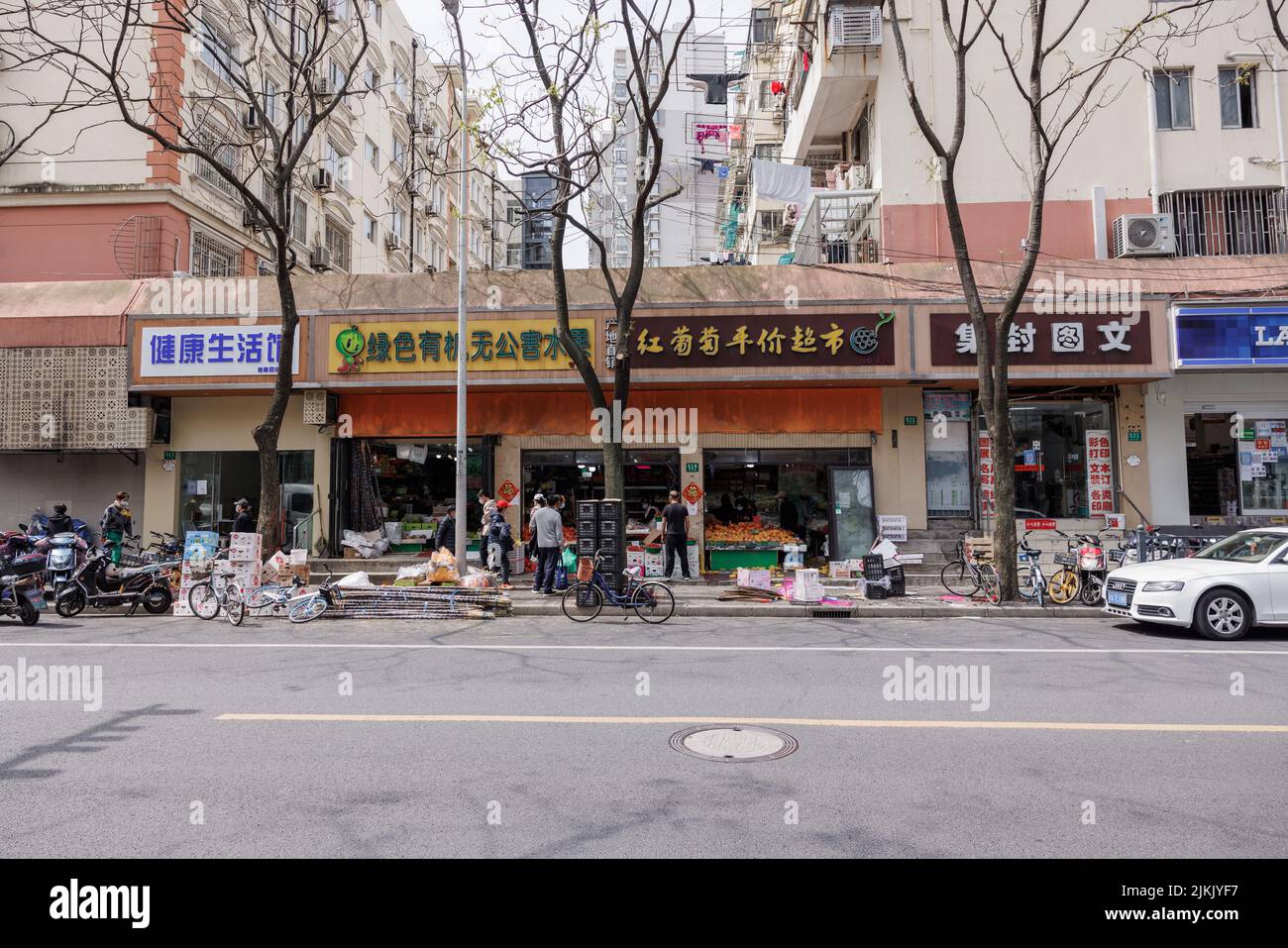 A group of people buying essentials to prepare for the quarantine ...