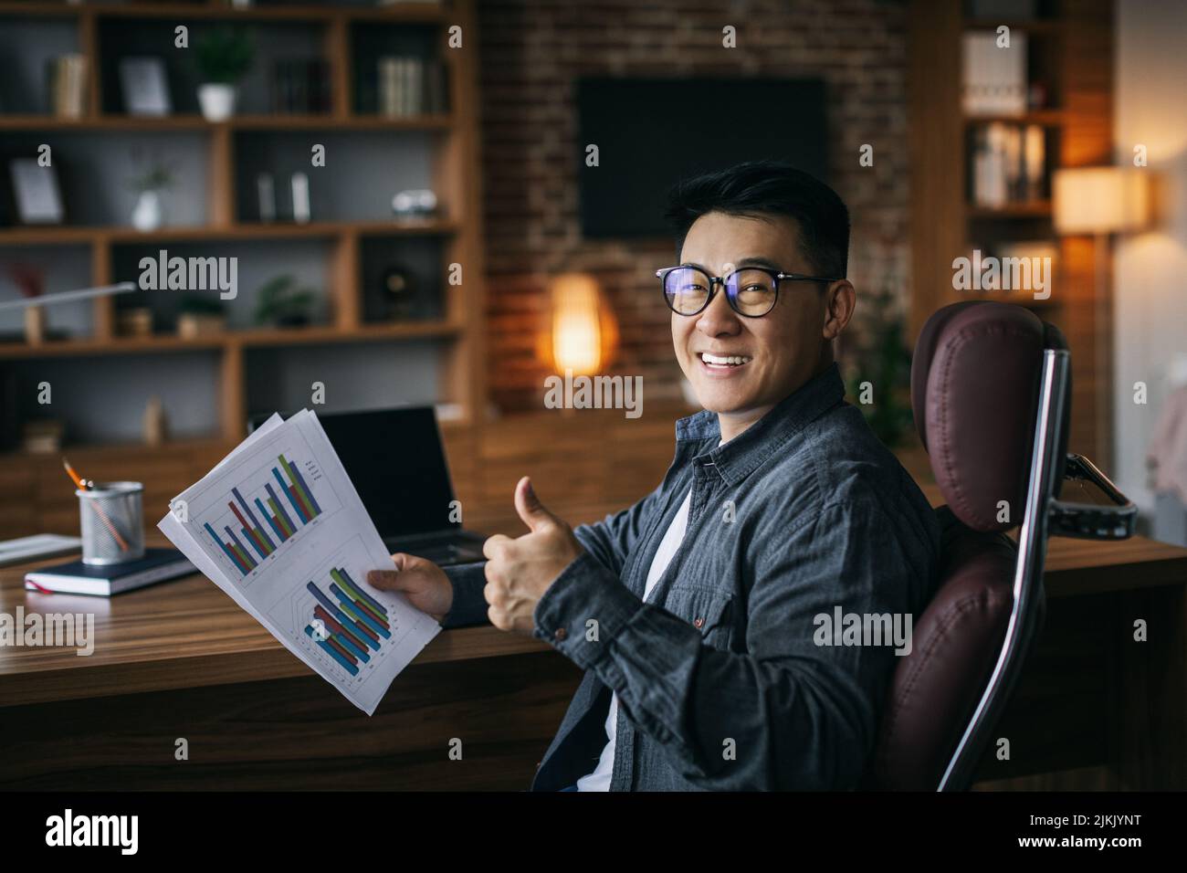 Businessman charts hi-res stock photography and images - Alamy