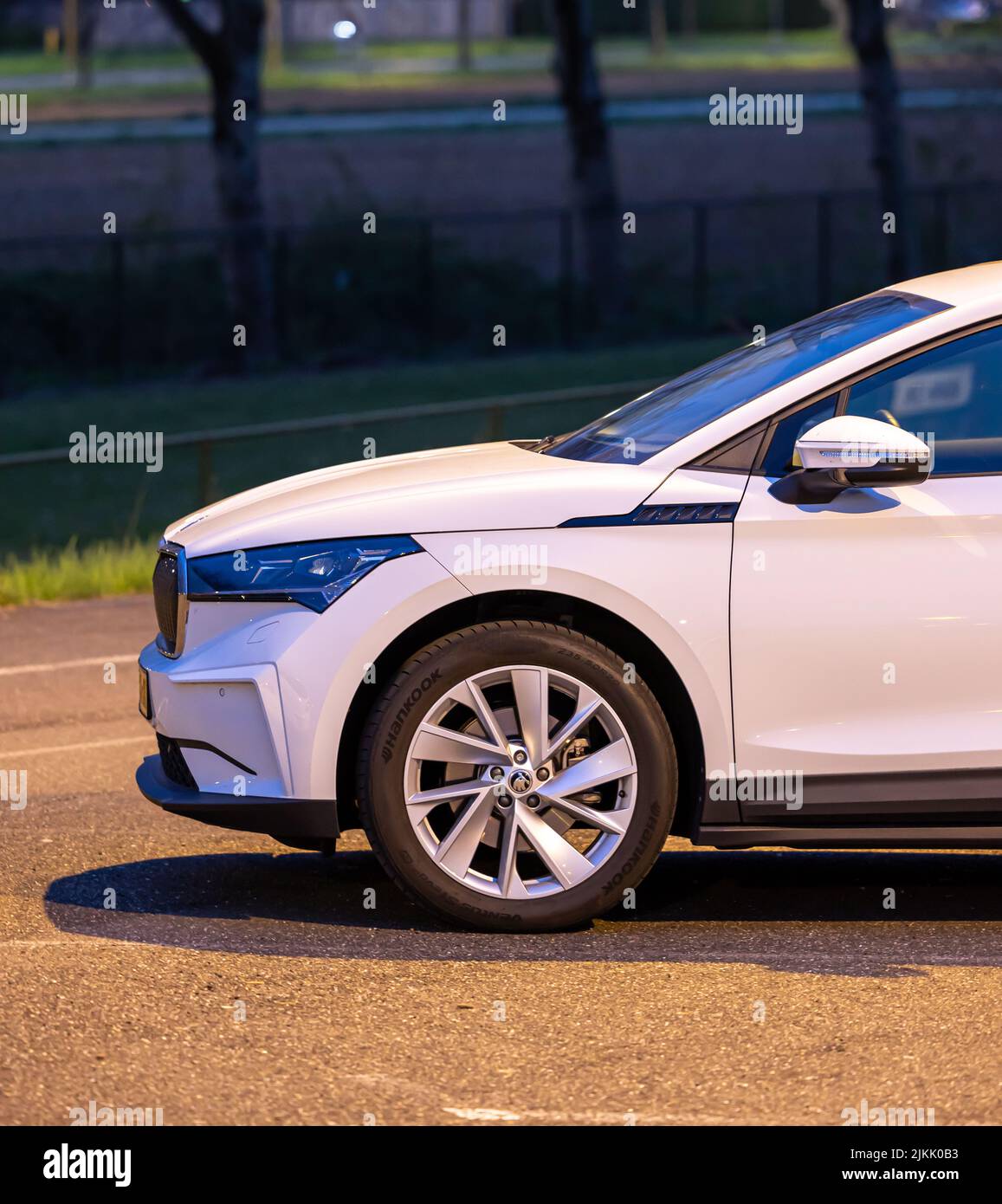 A closeup of a Skoda Enyaq front under a streetlight Stock Photo - Alamy