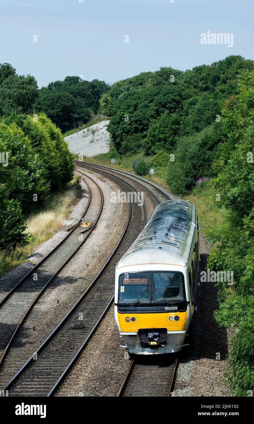 Chiltern Railways class 165 diesel train descending Hatton Bank ...