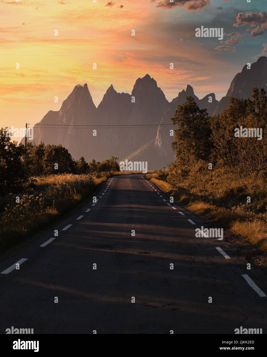 Empty road mountains trees hi-res stock photography and images - Alamy