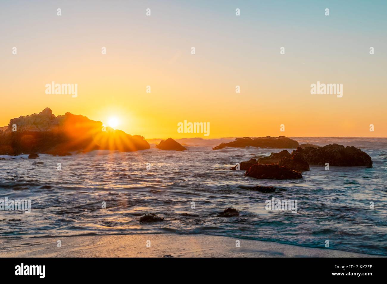 Rays sun sunset from behind hi-res stock photography and images - Alamy