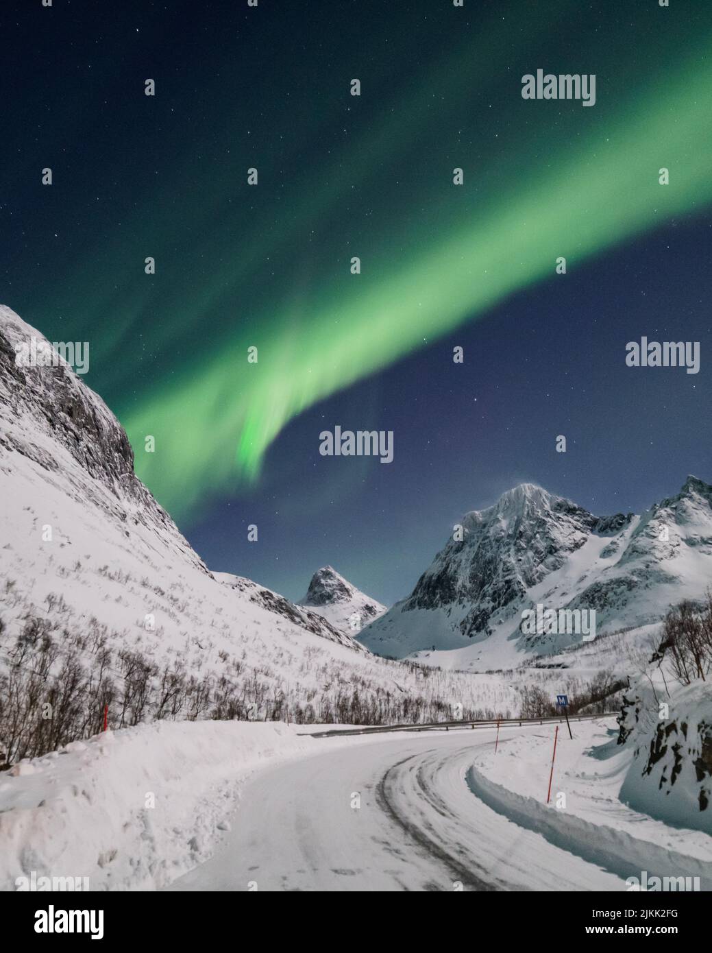 Northern lights in night sky hi-res stock photography and images - Alamy