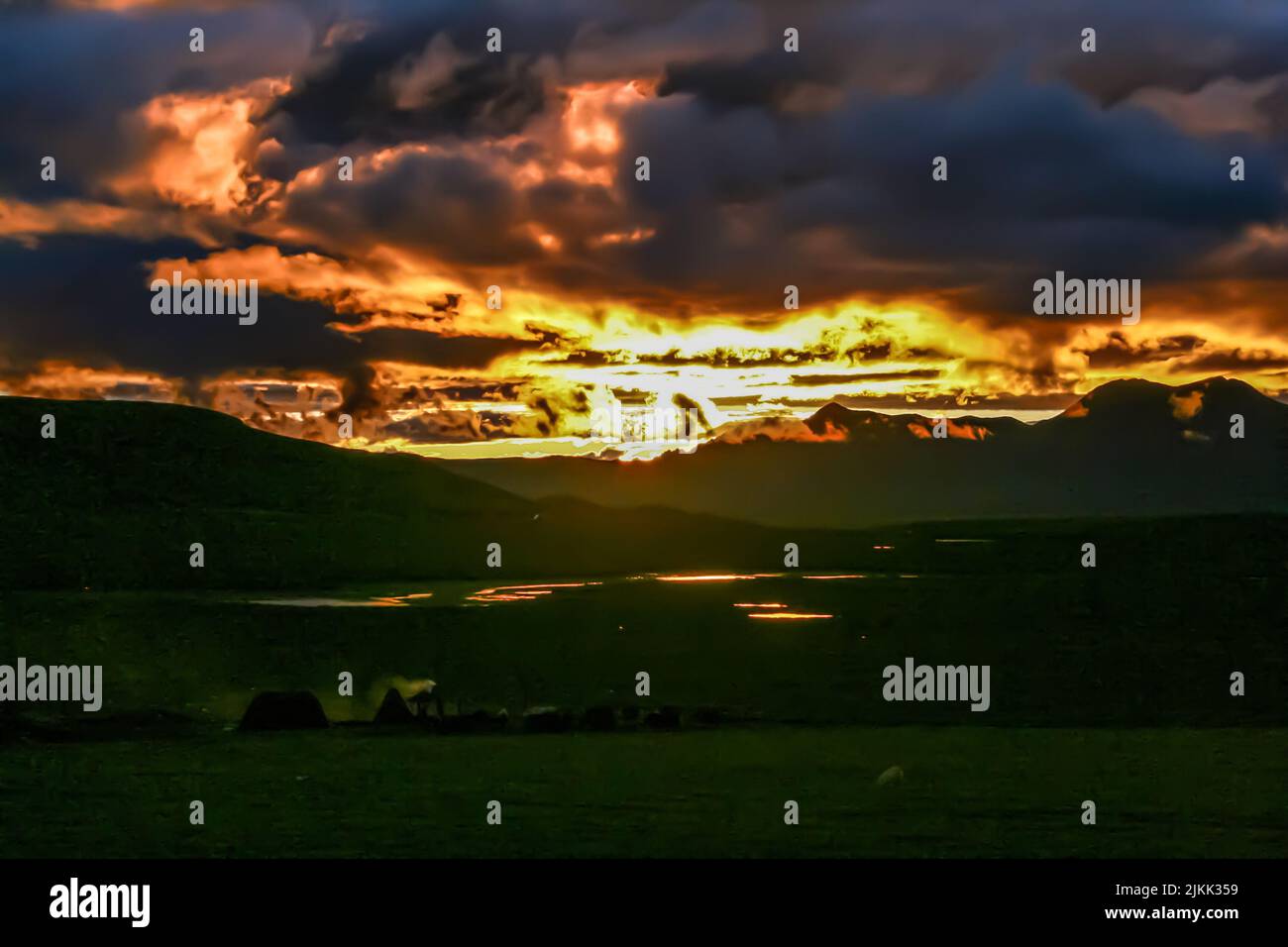 A beautiful landscape view of an epic sunset on the Tuotuo River, The ...