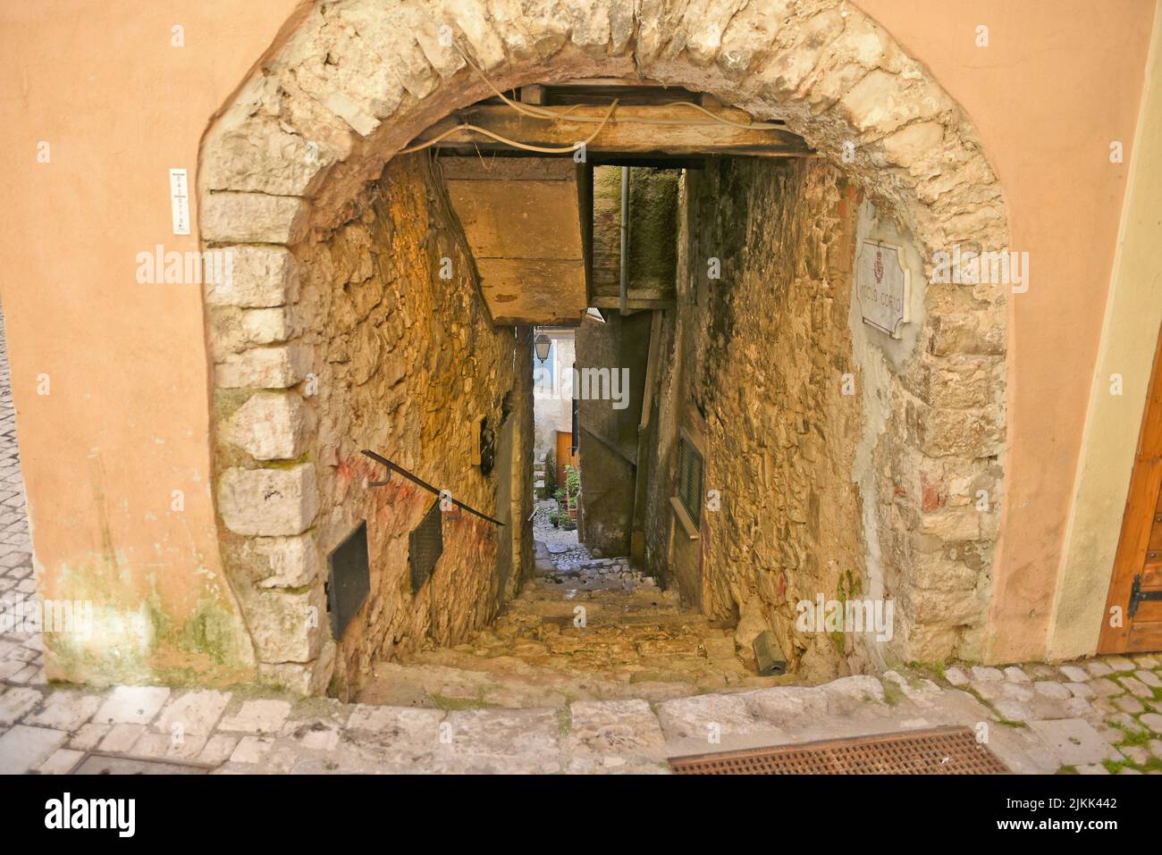 Medieval stone arch hi-res stock photography and images - Alamy