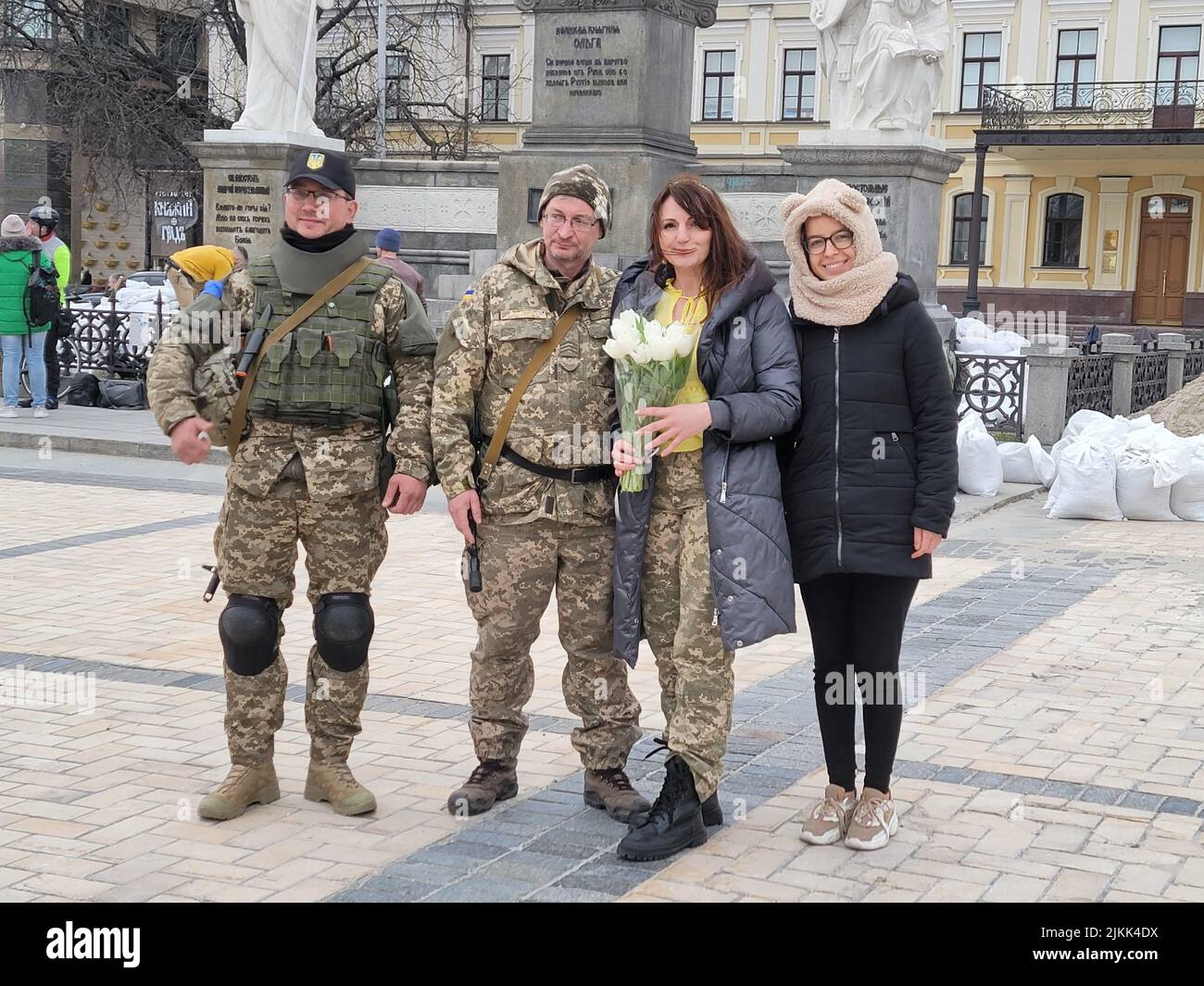 The Ukrainian soldier and his fiance get married during the attacks on ...
