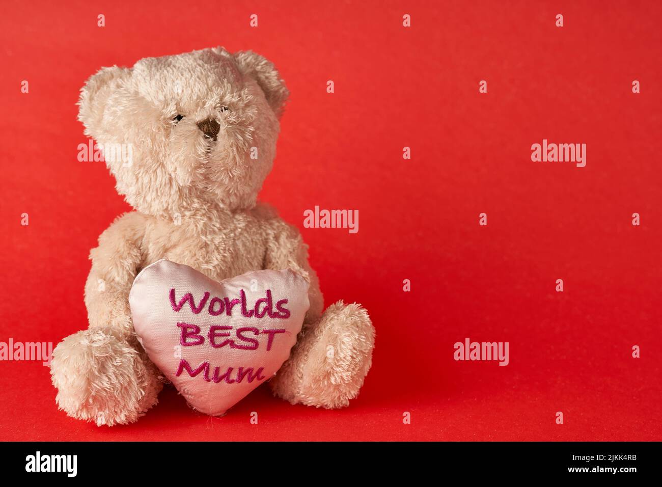 teddy bear with a heart that says best world mum Stock Photo - Alamy