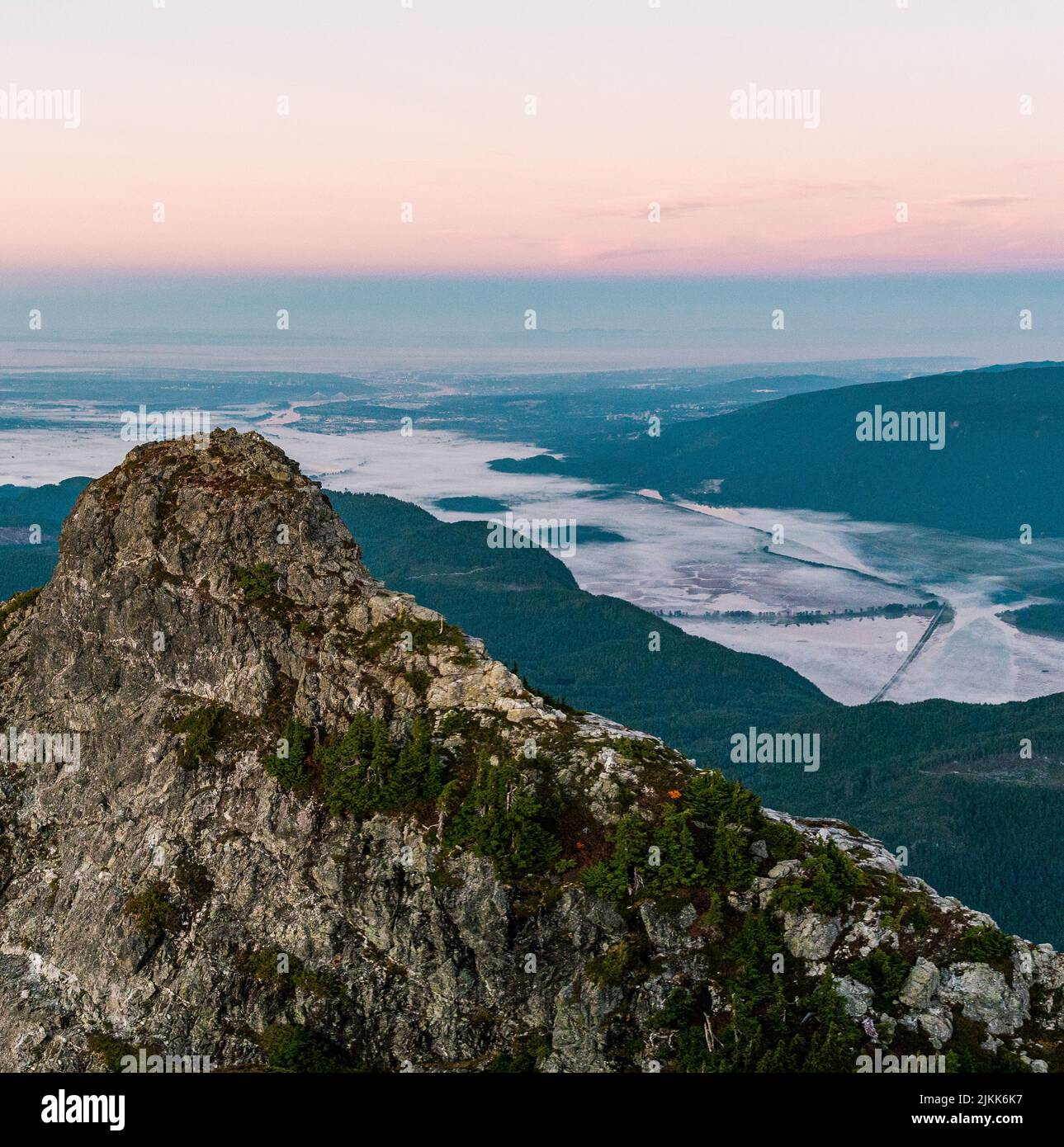 Overlooking a mountain range hi-res stock photography and images - Alamy