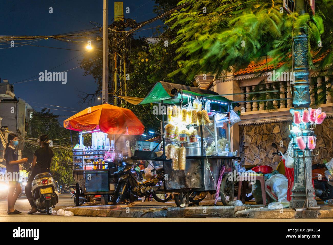 A small street food vendor in the city center of Phnom Penh at night ...