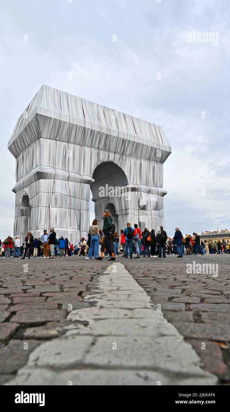 Arc de triomphe wrapped hi-res stock photography and images - Alamy