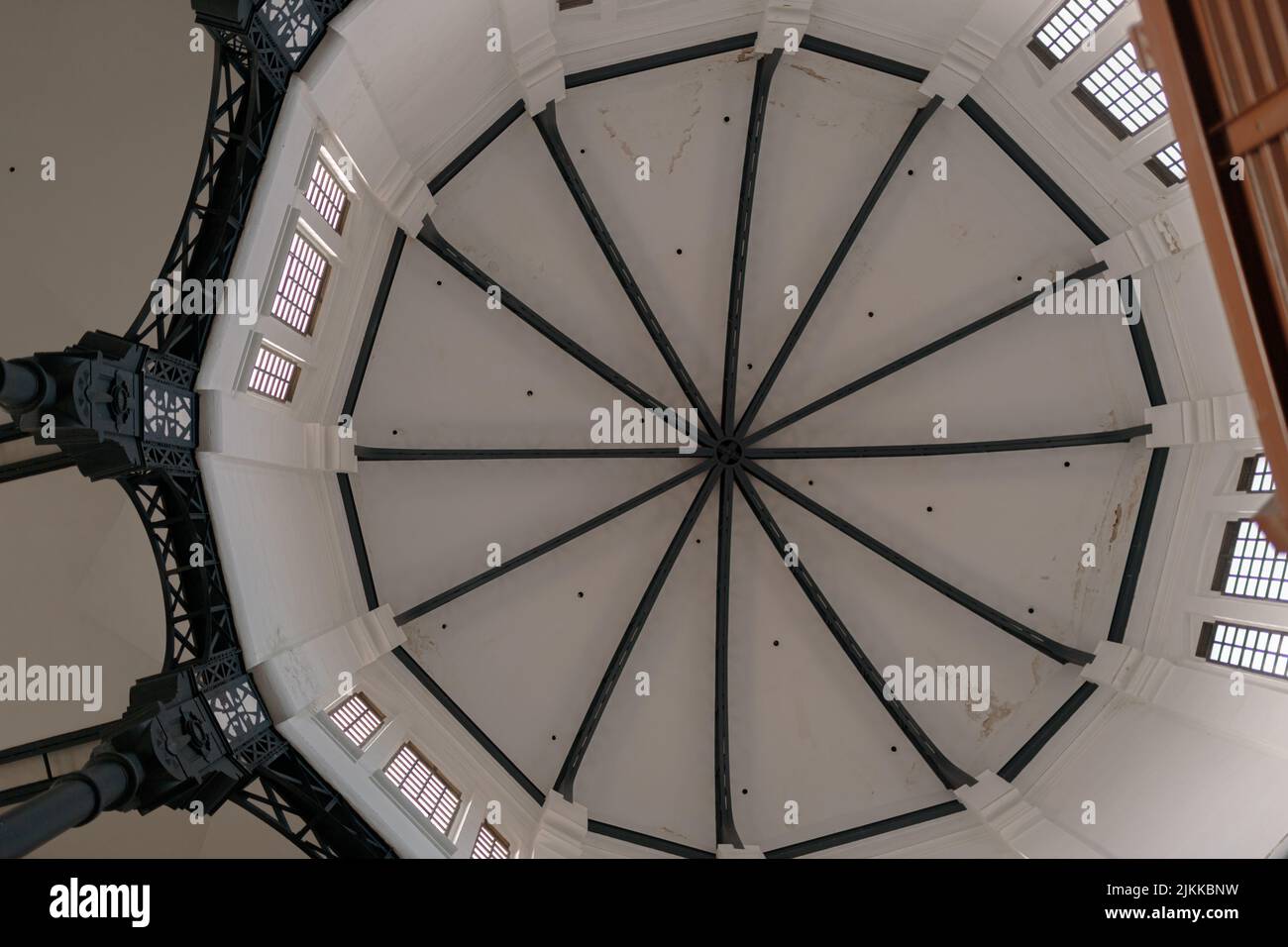 Circle window building architecture hi-res stock photography and images ...