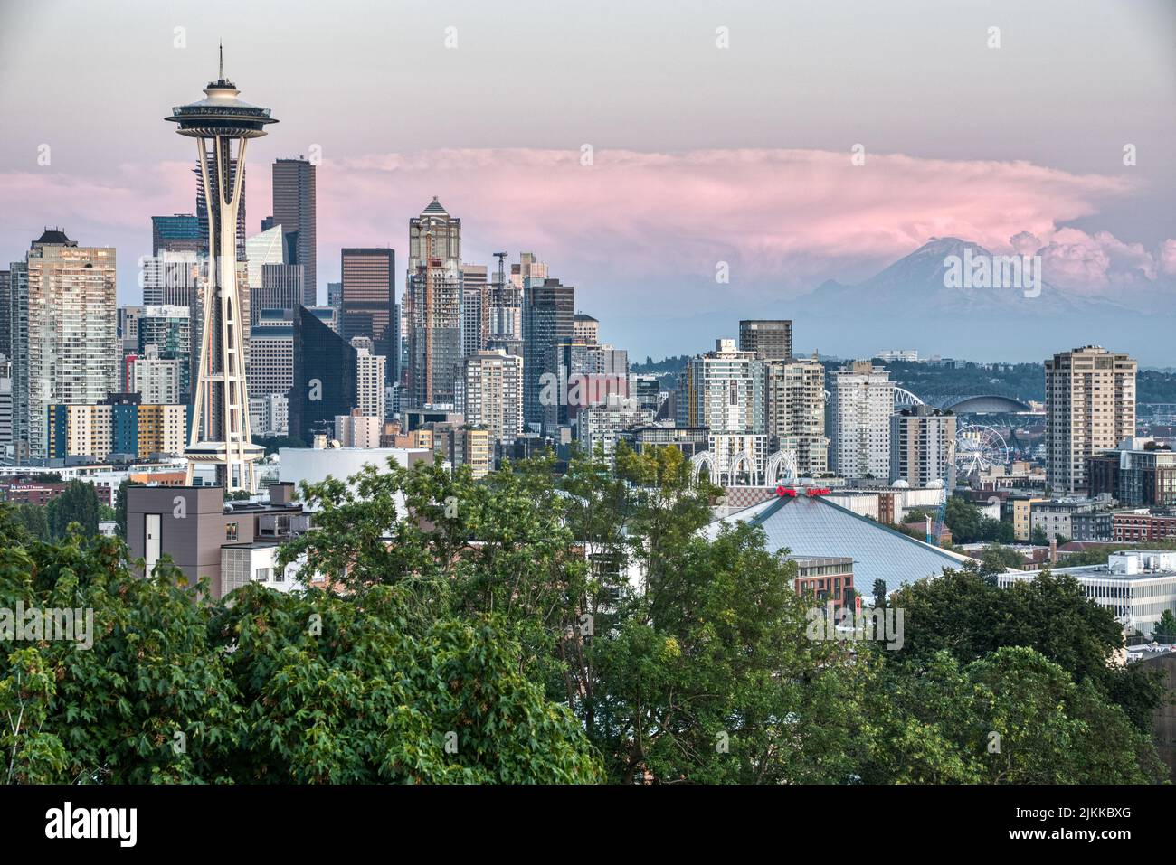 The aerial view of the buildings and space Needle in Stadt, USA ...