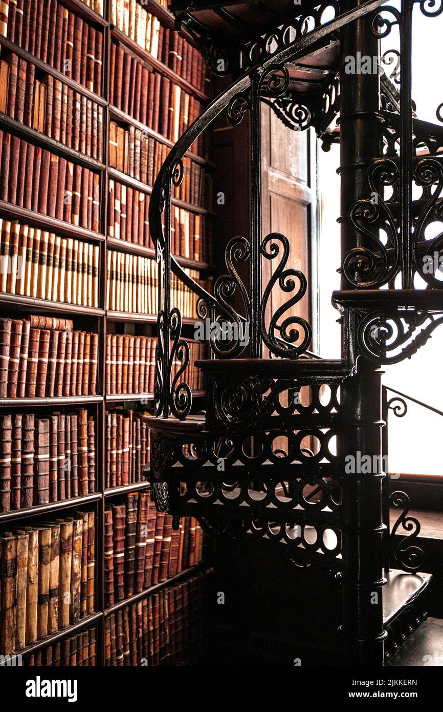 Spiral stairs library hi-res stock photography and images - Alamy