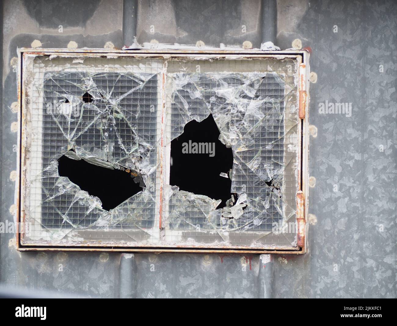 Day exterior broken glass hi-res stock photography and images - Alamy