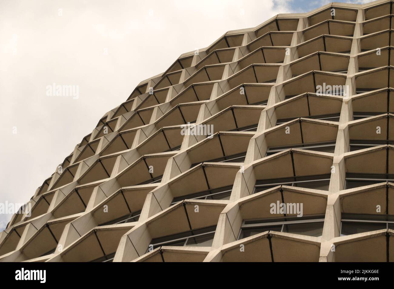 A view of a concrete building in the London Stock Photo - Alamy