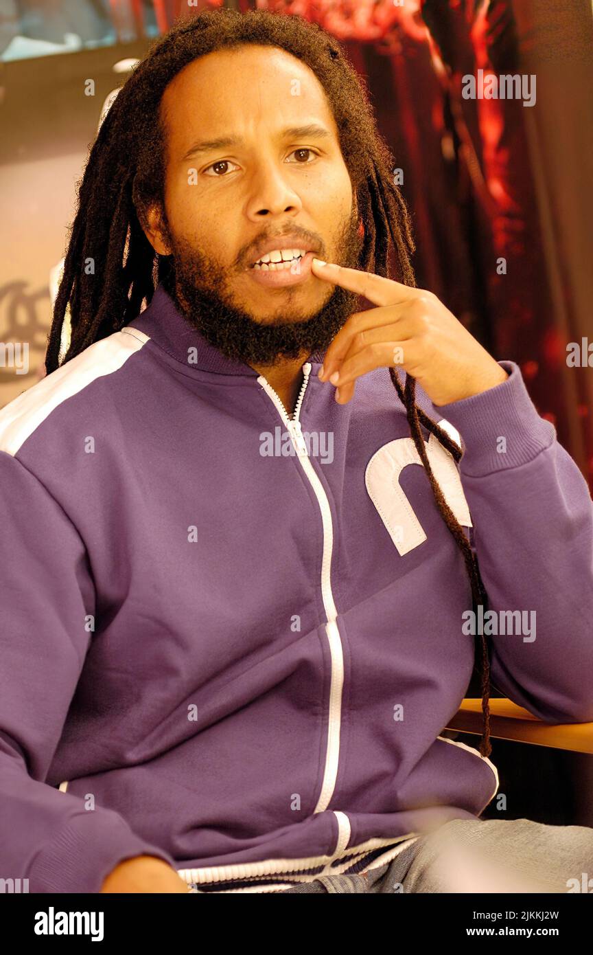 Performer singer hi-res stock photography and images - Alamy