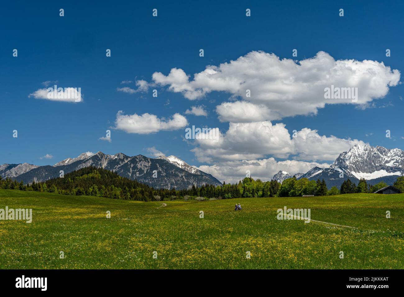 Bergsee Geroldsee Wagenbrüchsee, im Hintergrund mit Blick auf die Berge ...