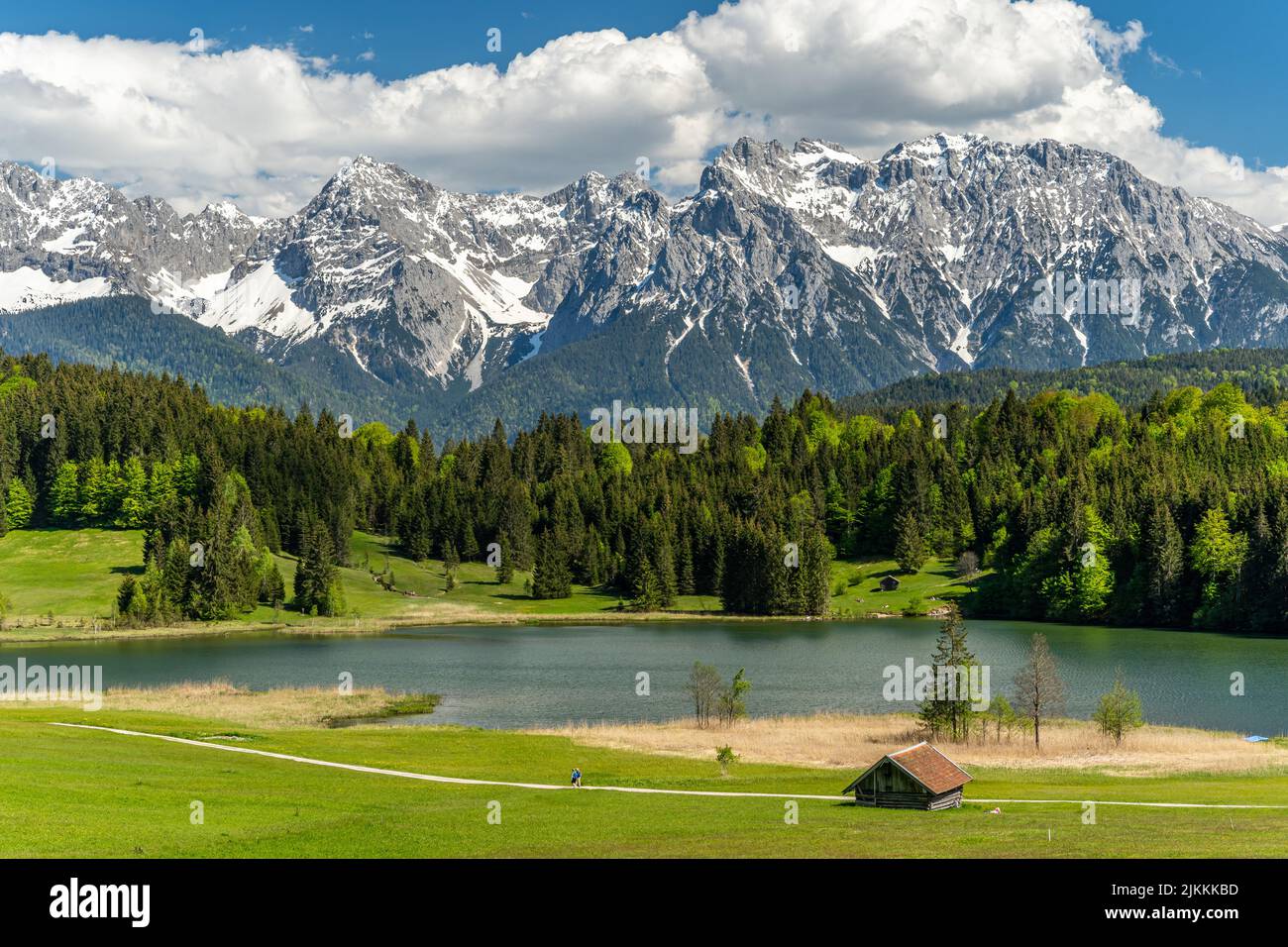 Bergsee Geroldsee Wagenbrüchsee, im Hintergrund mit Blick auf die Berge ...