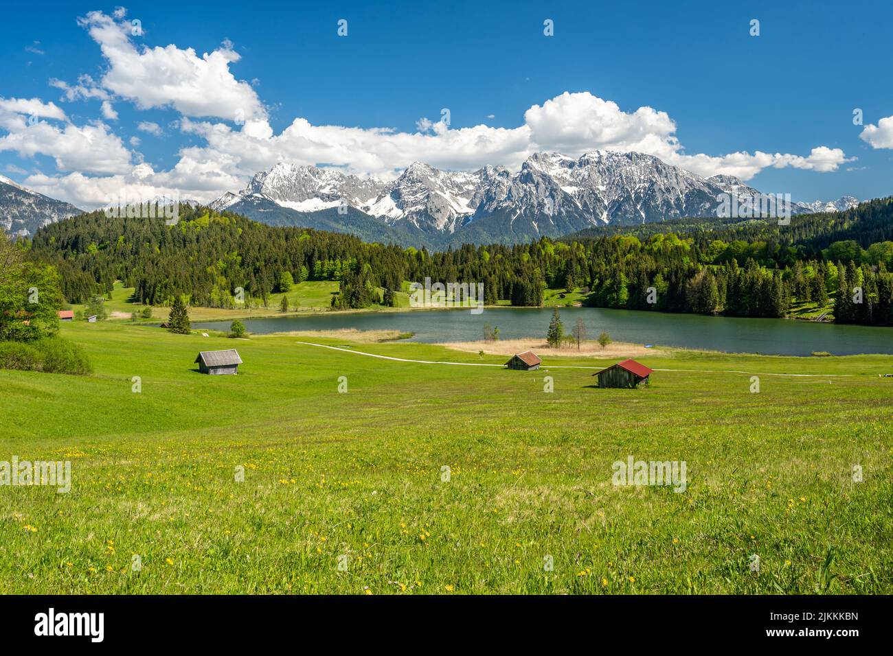 Bergsee Geroldsee Wagenbrüchsee, im Hintergrund mit Blick auf die Berge ...
