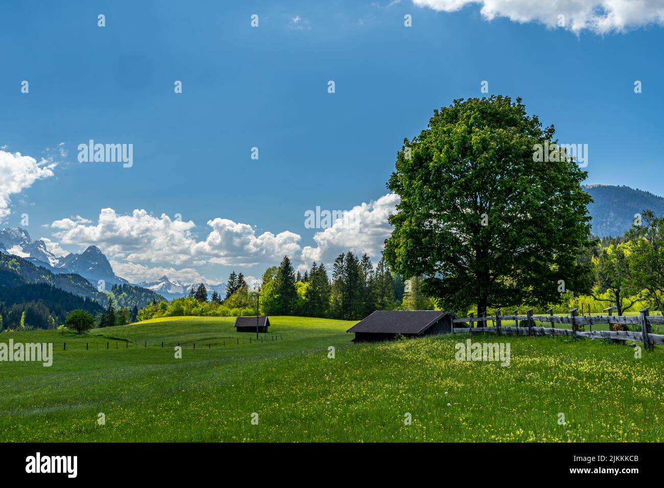 Bergsee Geroldsee Wagenbrüchsee, im Hintergrund mit Blick auf die Berge ...