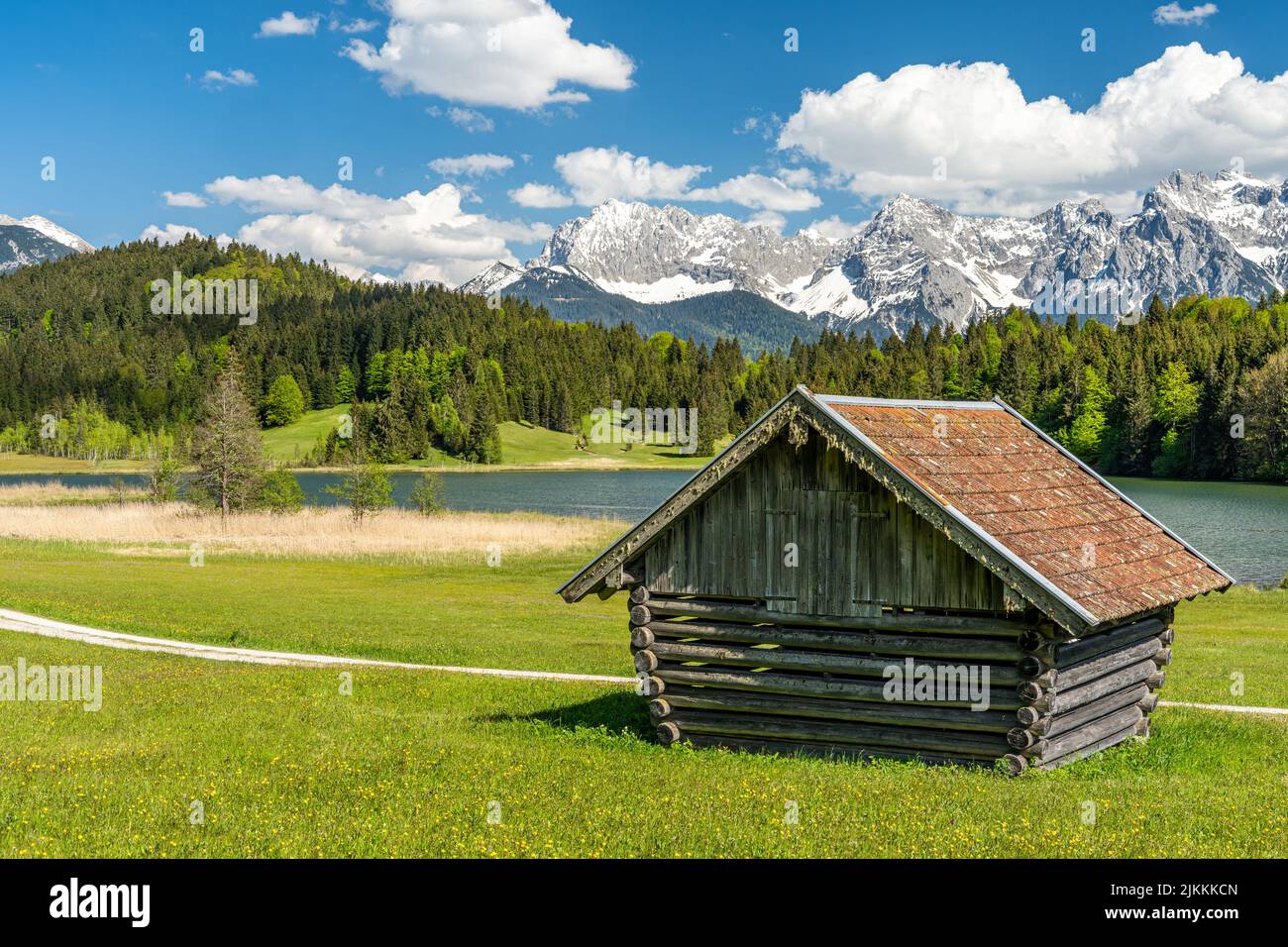 Bergsee Geroldsee Wagenbrüchsee, im Hintergrund mit Blick auf die Berge ...
