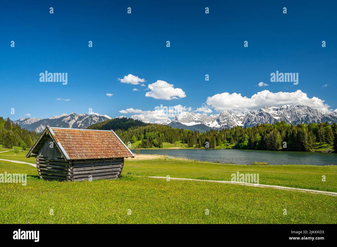 Bergsee Geroldsee Wagenbrüchsee, im Hintergrund mit Blick auf die Berge ...