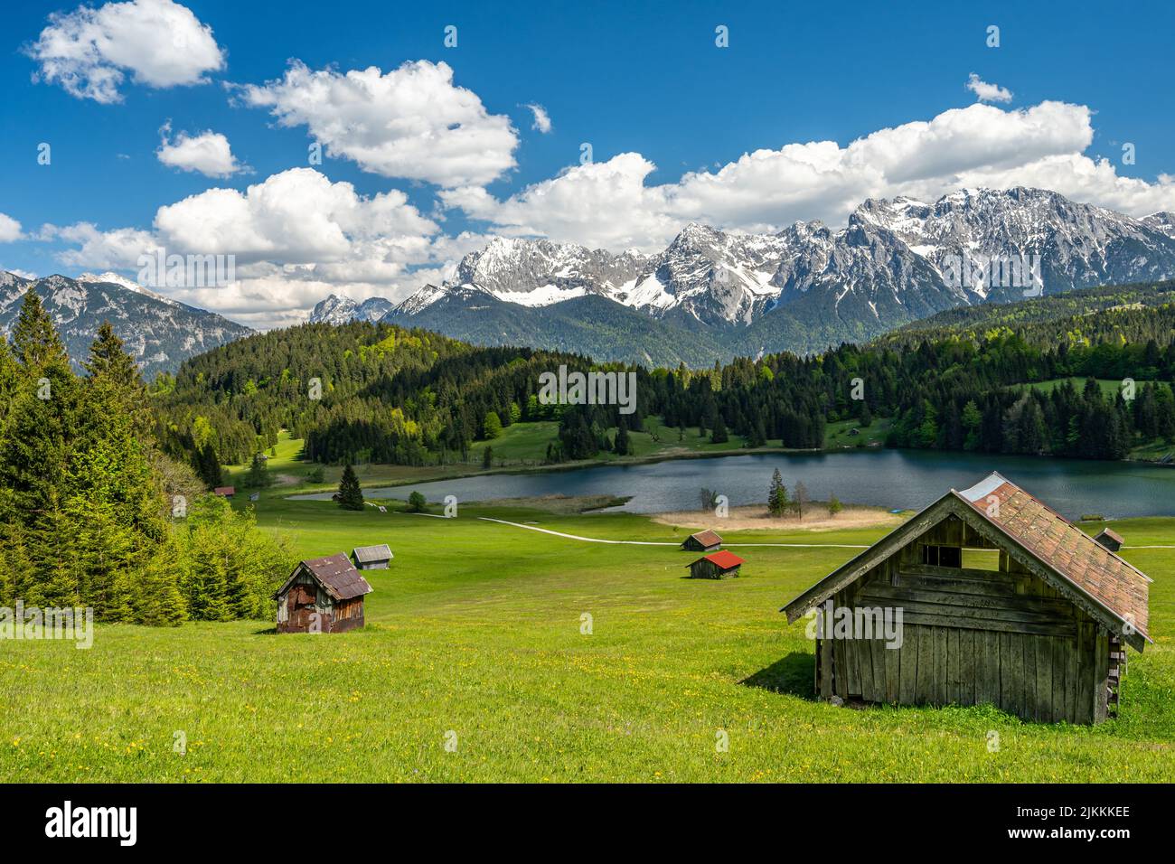 Bergsee Geroldsee Wagenbrüchsee, im Hintergrund mit Blick auf die Berge ...